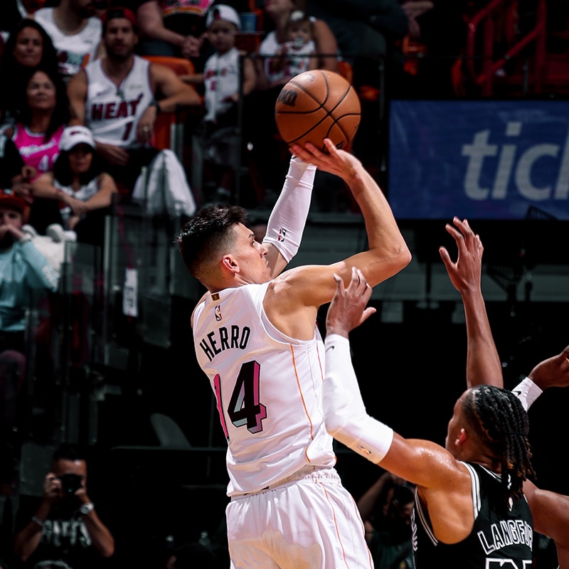 Through The Lens: Spurs vs HEAT 12/10/22 Photo Gallery | NBA.com