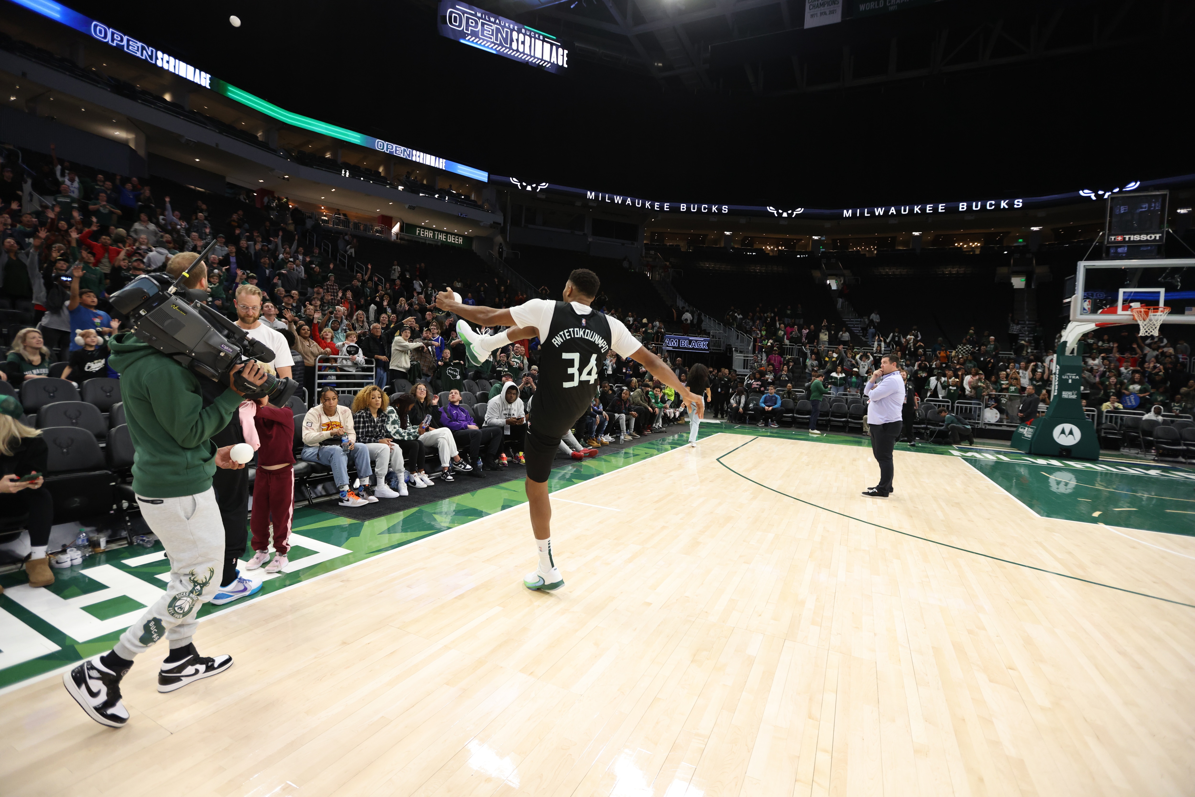 In Photos: Bucks Host Open Scrimmage For The Fans Photo Gallery | NBA.com