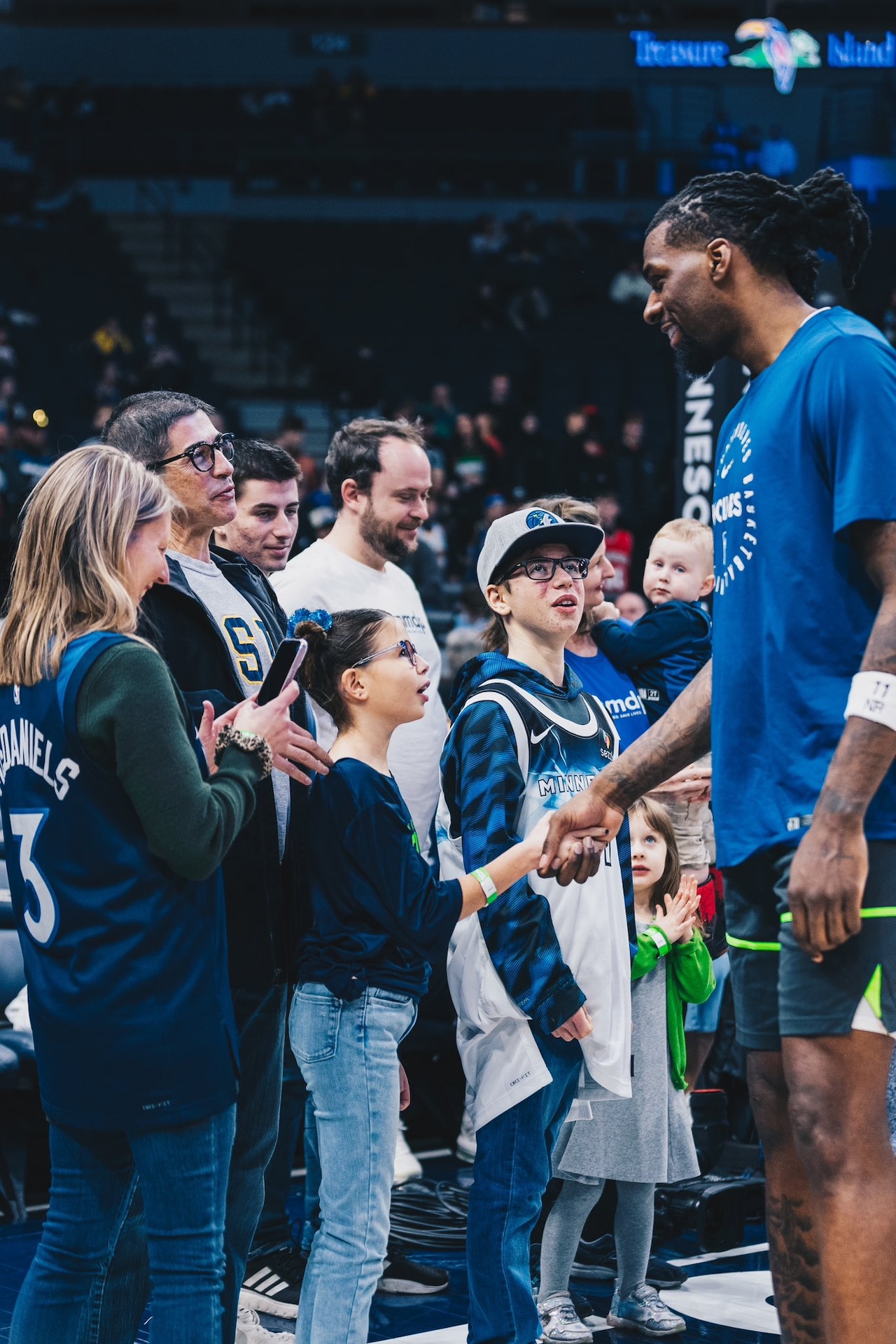 Spreading holiday cheer with Naz Reid! | Minnesota Timberwolves