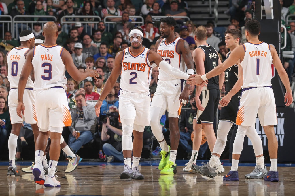 Deandre Ayton Posts 22 points & 11 rebounds vs. Milwaukee Bucks