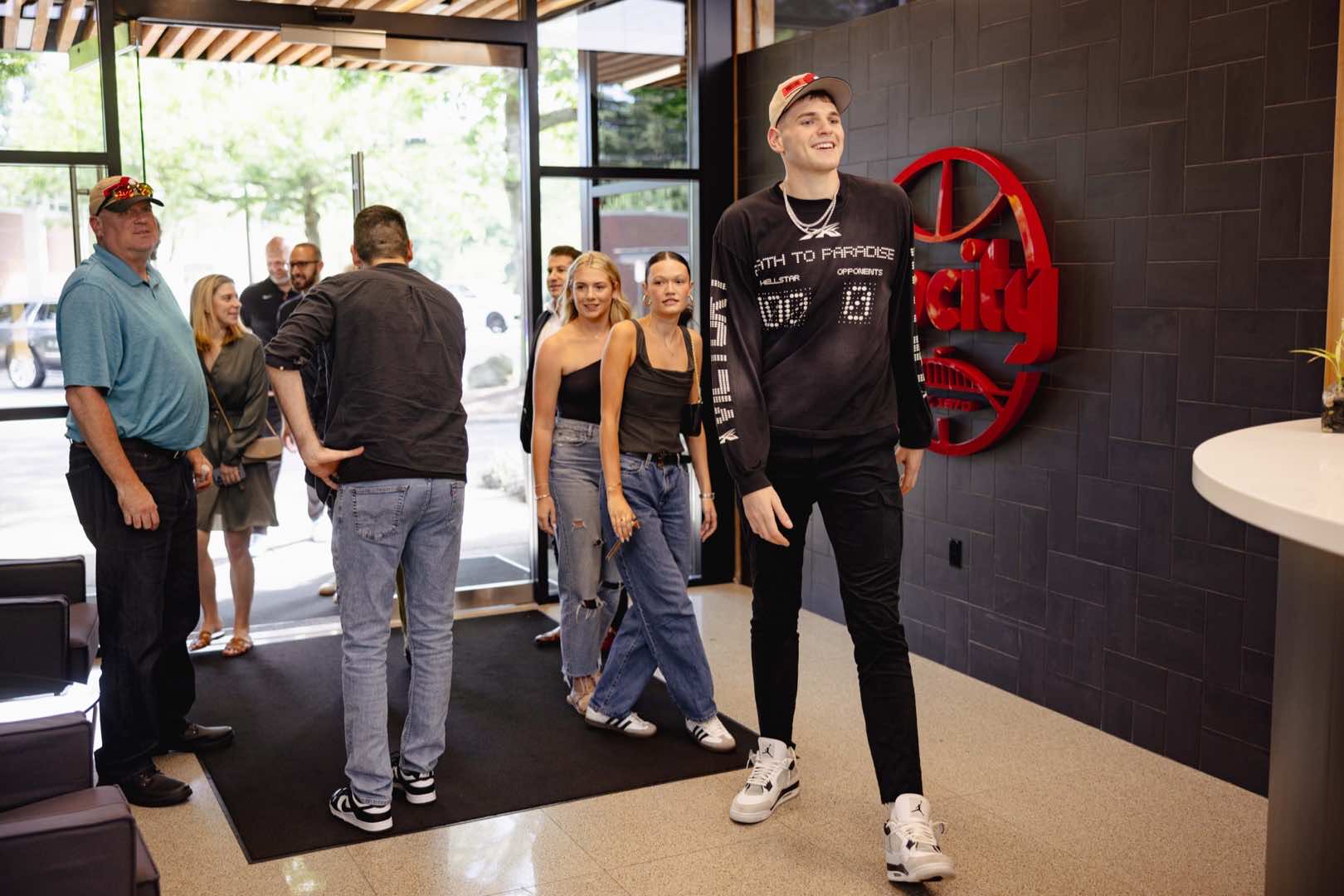 Clingan Arrives Ready To Work And Rim Protect | NBA.com