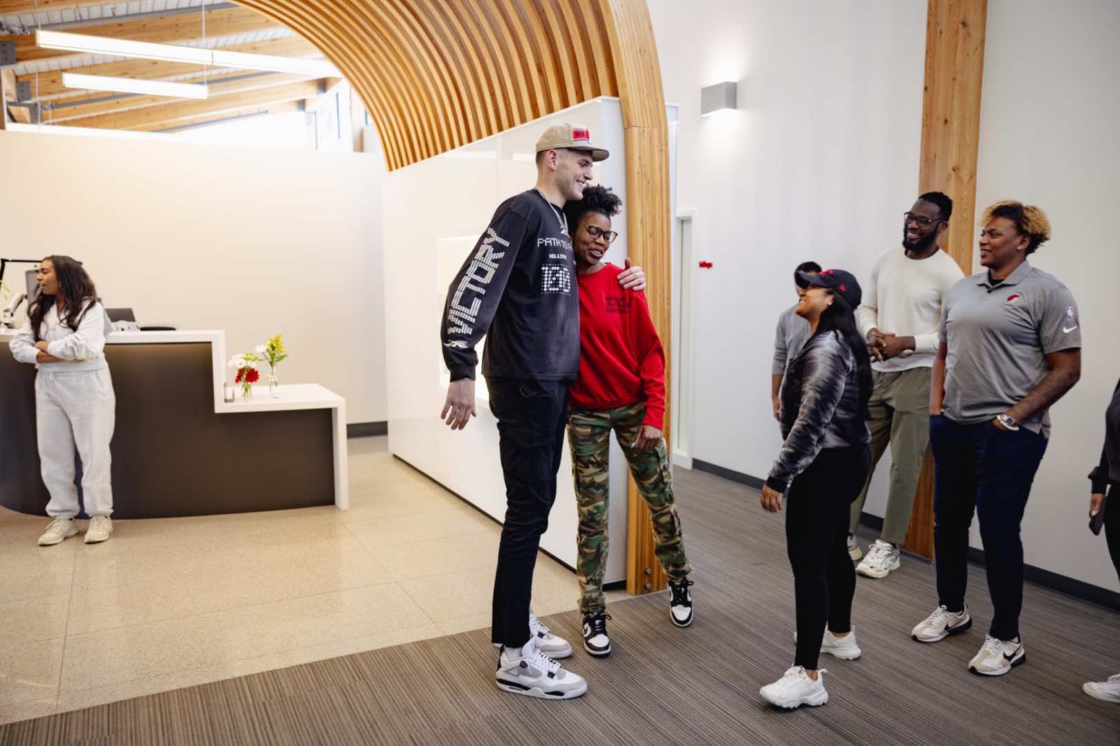 PHOTOS » Donovan Clingan Welcomed to Portland Photo Gallery | NBA.com