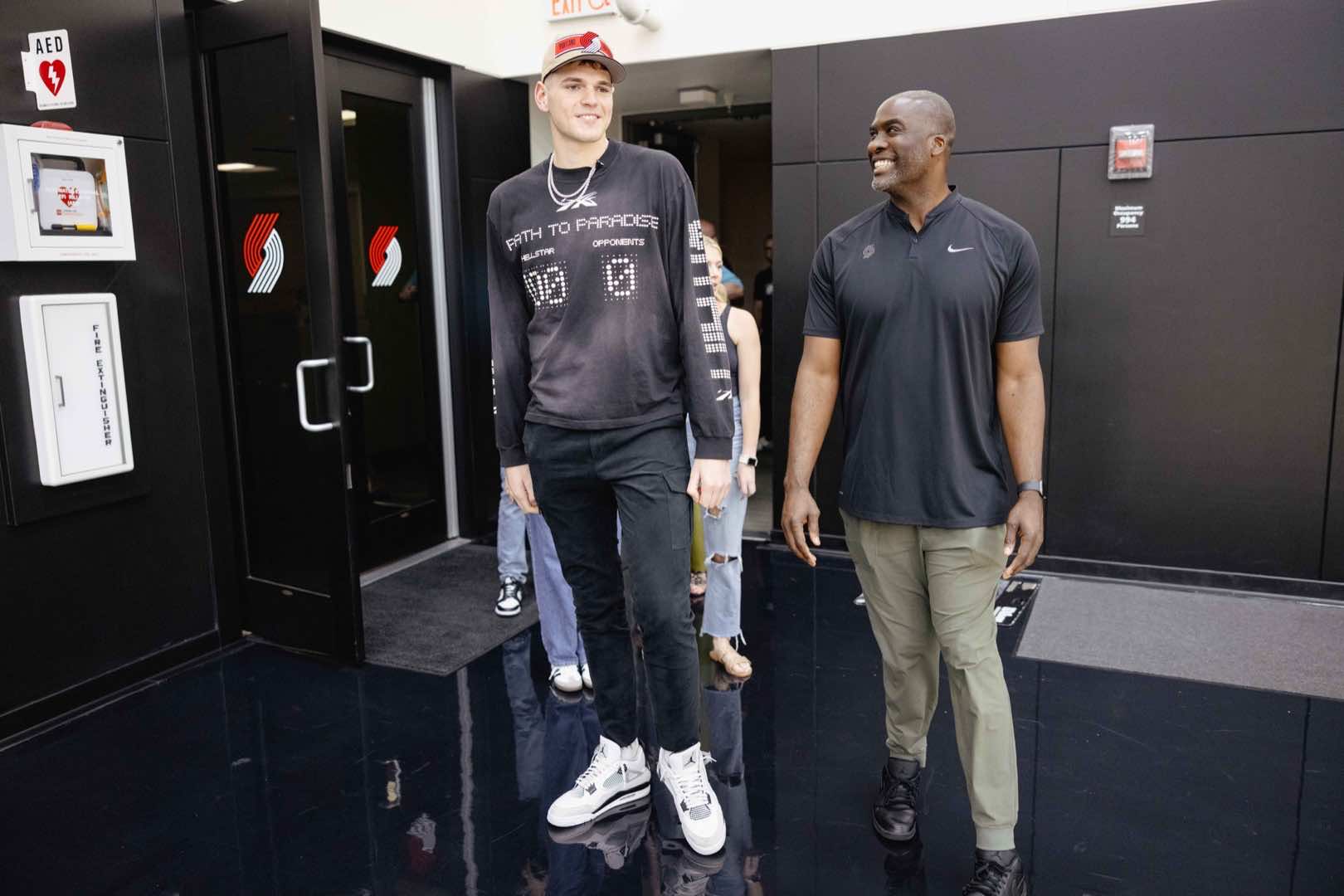 Clingan Arrives Ready To Work And Rim Protect | NBA.com