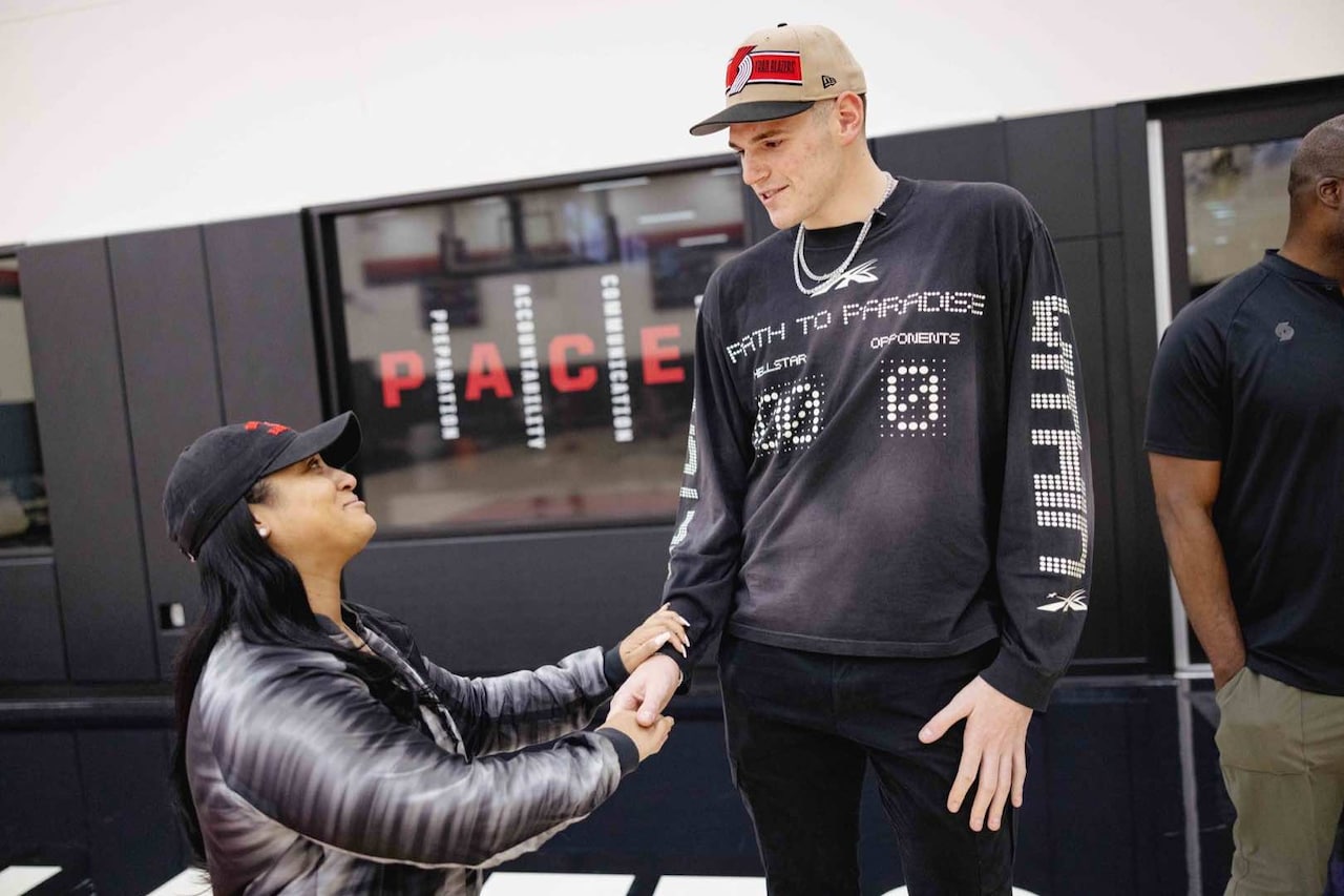 Clingan Arrives Ready To Work And Rim Protect | NBA.com