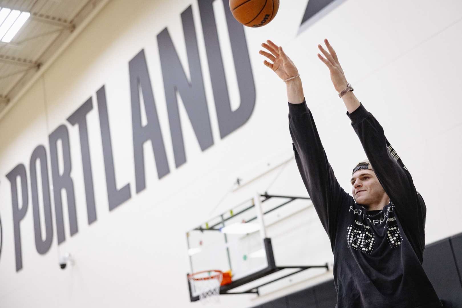 Clingan Arrives Ready To Work And Rim Protect | NBA.com