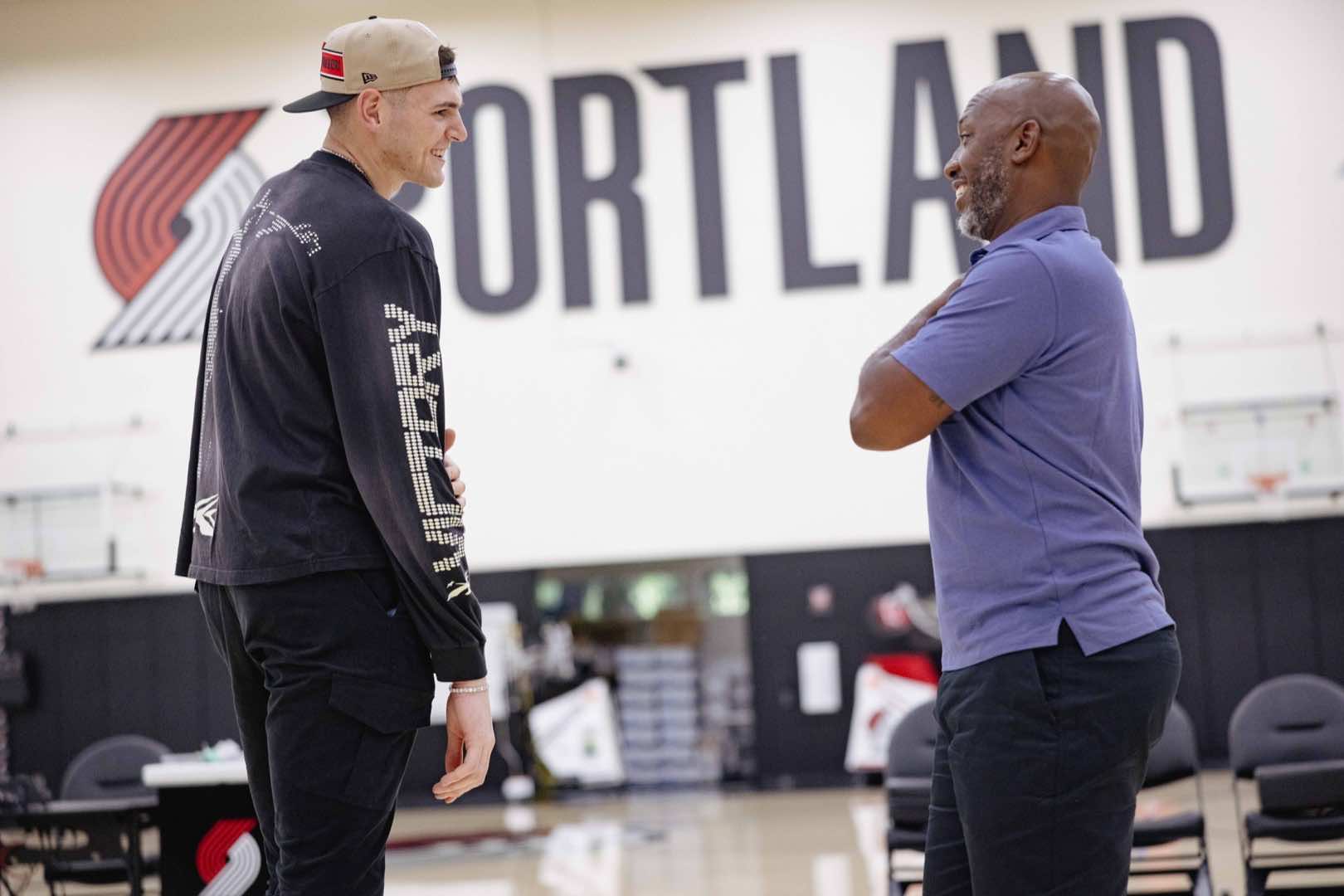 Clingan Arrives Ready To Work And Rim Protect | NBA.com