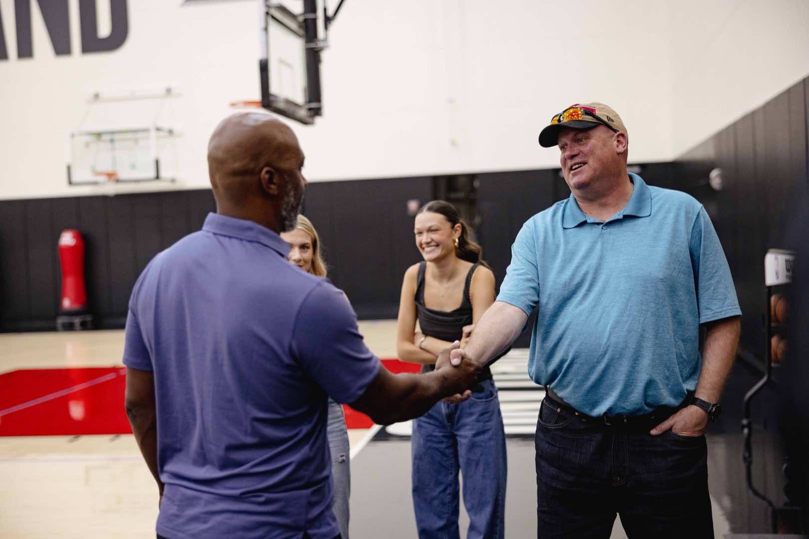 PHOTOS » Donovan Clingan Welcomed to Portland Photo Gallery | NBA.com