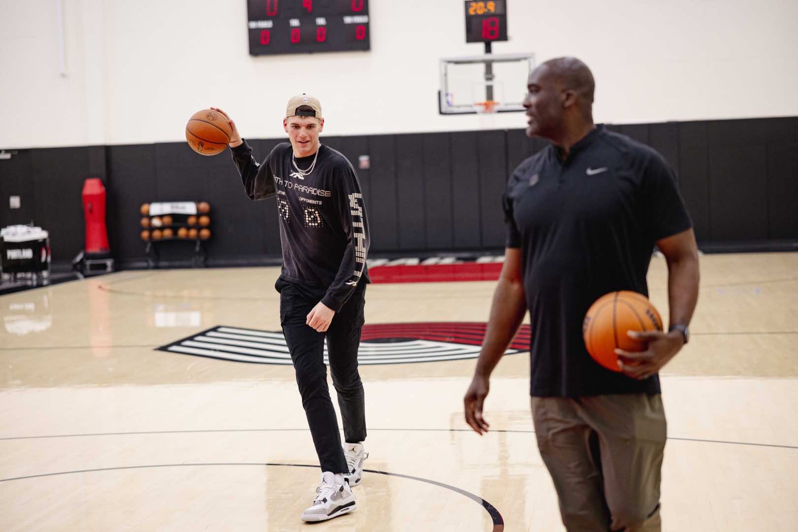 PHOTOS » Donovan Clingan Welcomed to Portland Photo Gallery | NBA.com