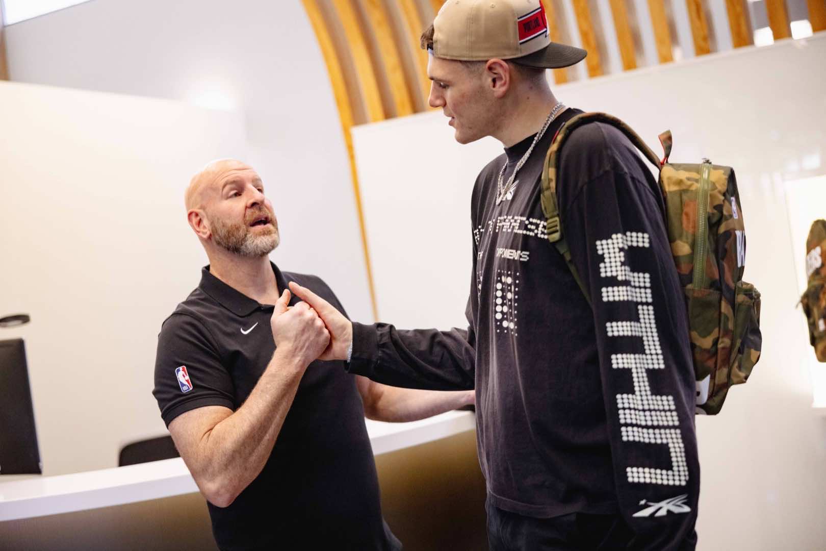 Clingan Arrives Ready To Work And Rim Protect | NBA.com