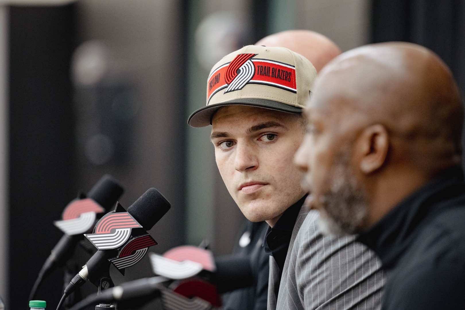 PHOTOS » Donovan Clingan Welcomed to Portland Photo Gallery | NBA.com