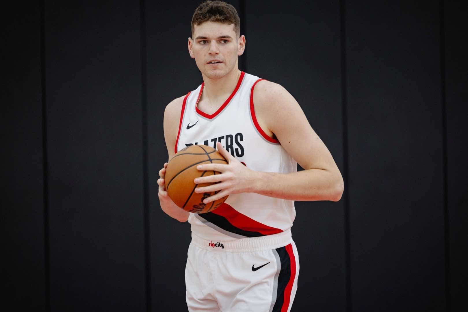 PHOTOS » Donovan Clingan Welcomed to Portland Photo Gallery | NBA.com