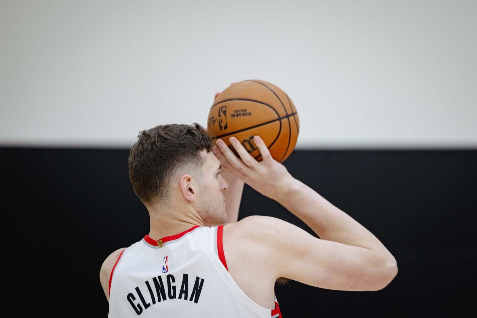 PHOTOS » Donovan Clingan Welcomed to Portland Photo Gallery | NBA.com