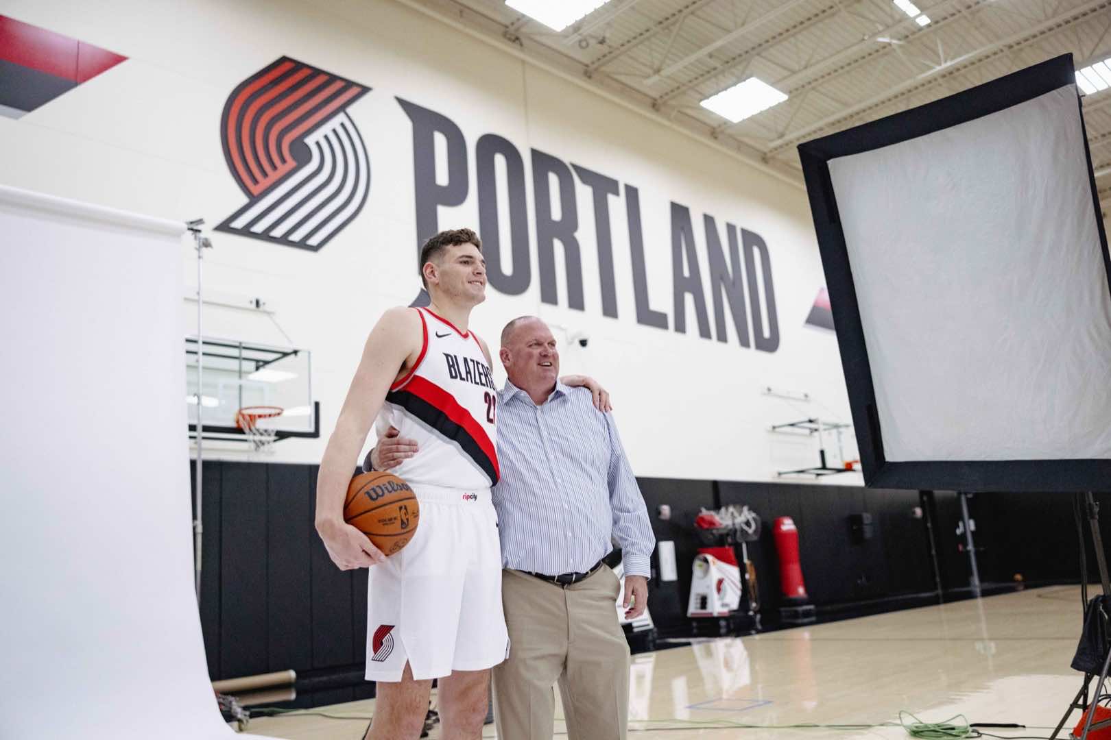 PHOTOS » Donovan Clingan Welcomed to Portland Photo Gallery | NBA.com