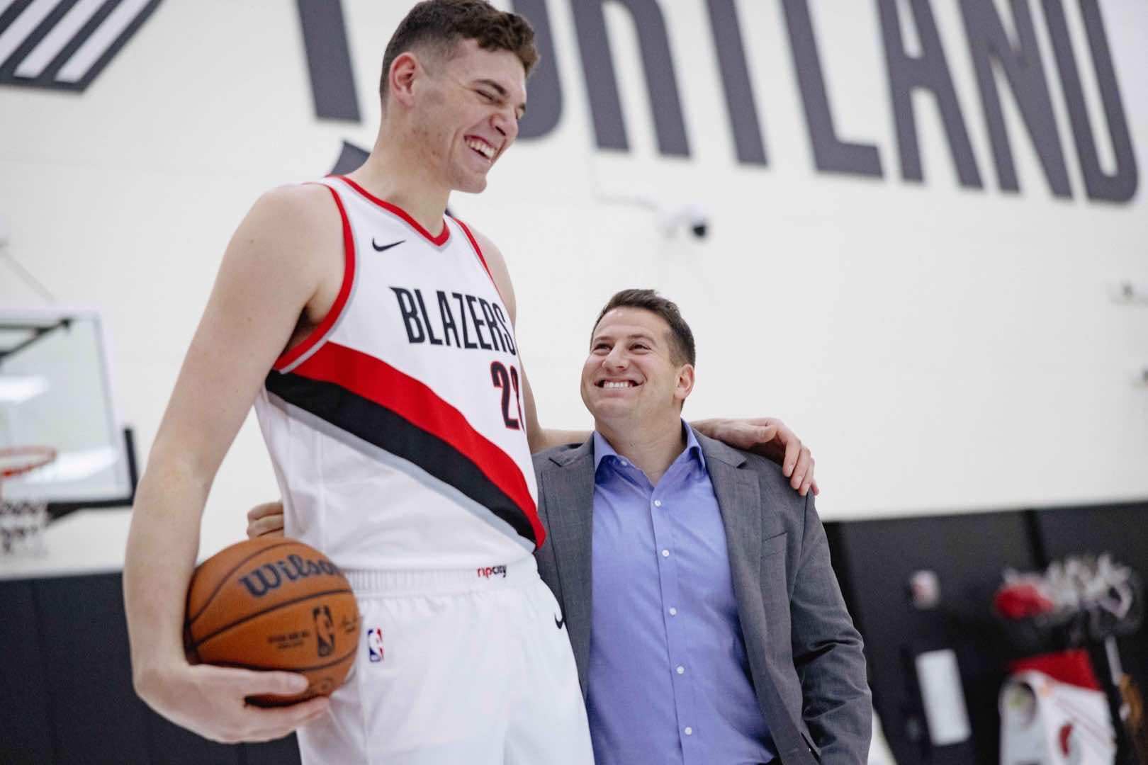 PHOTOS » Donovan Clingan Welcomed to Portland Photo Gallery | NBA.com