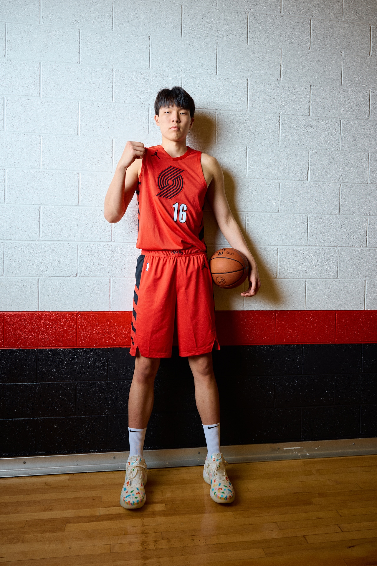 PHOTOS » Yang Hansen Rookie Photo Shoot | Portland Trail Blazers