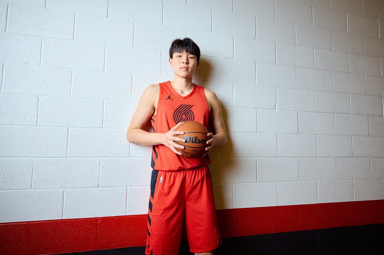 PHOTOS » Yang Hansen Rookie Photo Shoot | Portland Trail Blazers