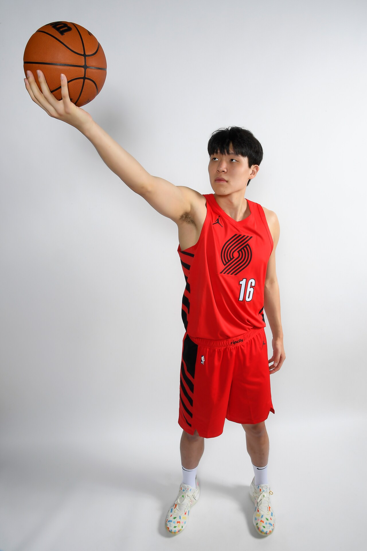 PHOTOS » Yang Hansen Rookie Photo Shoot | Portland Trail Blazers