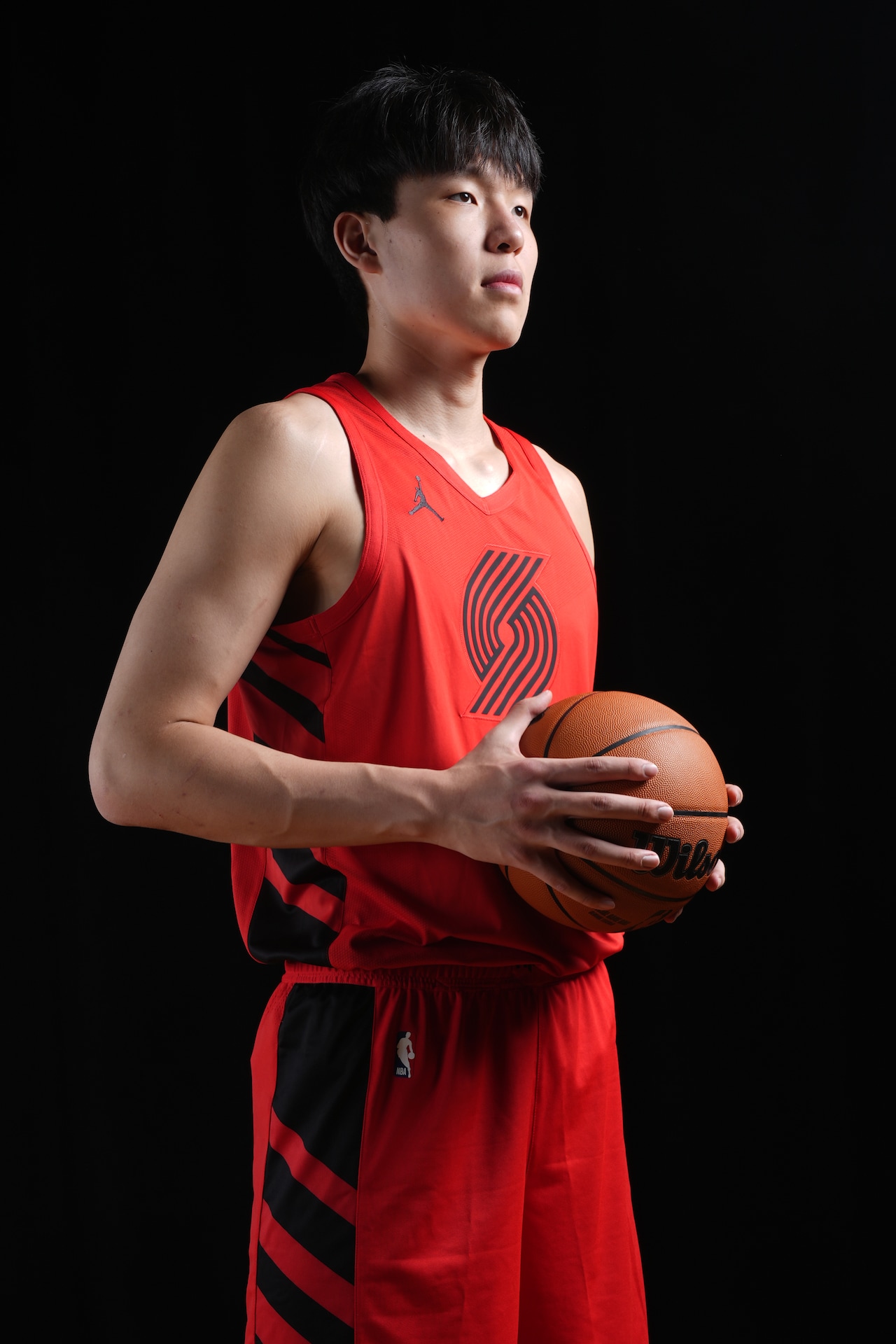 PHOTOS » Yang Hansen Rookie Photo Shoot | Portland Trail Blazers
