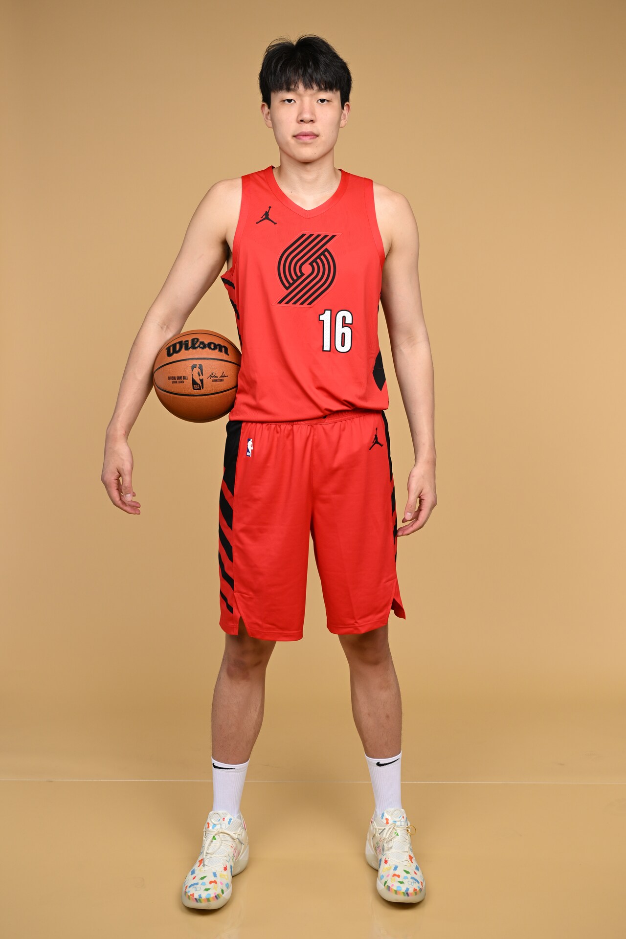 PHOTOS » Yang Hansen Rookie Photo Shoot | Portland Trail Blazers