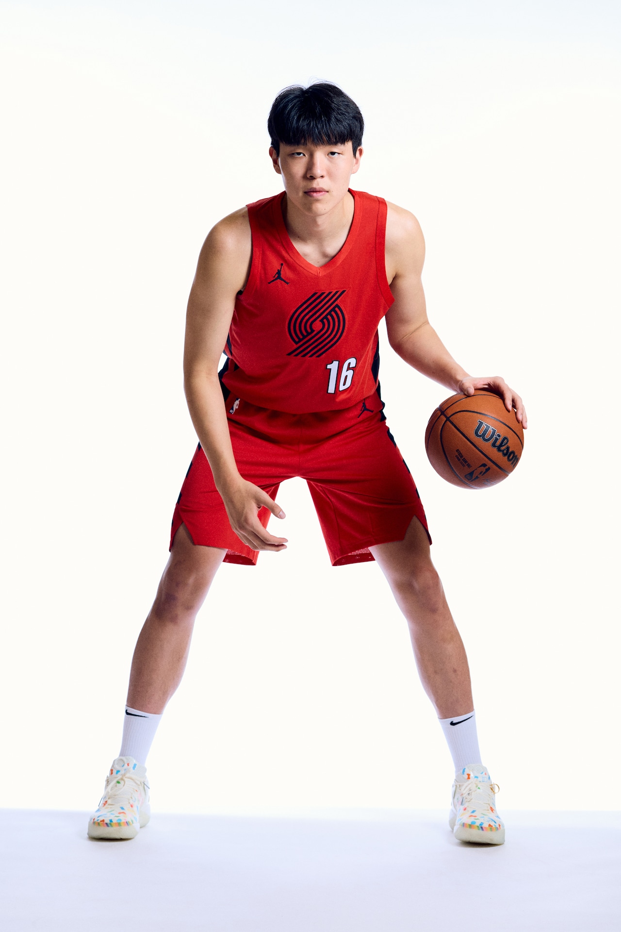 PHOTOS » Yang Hansen Rookie Photo Shoot | Portland Trail Blazers