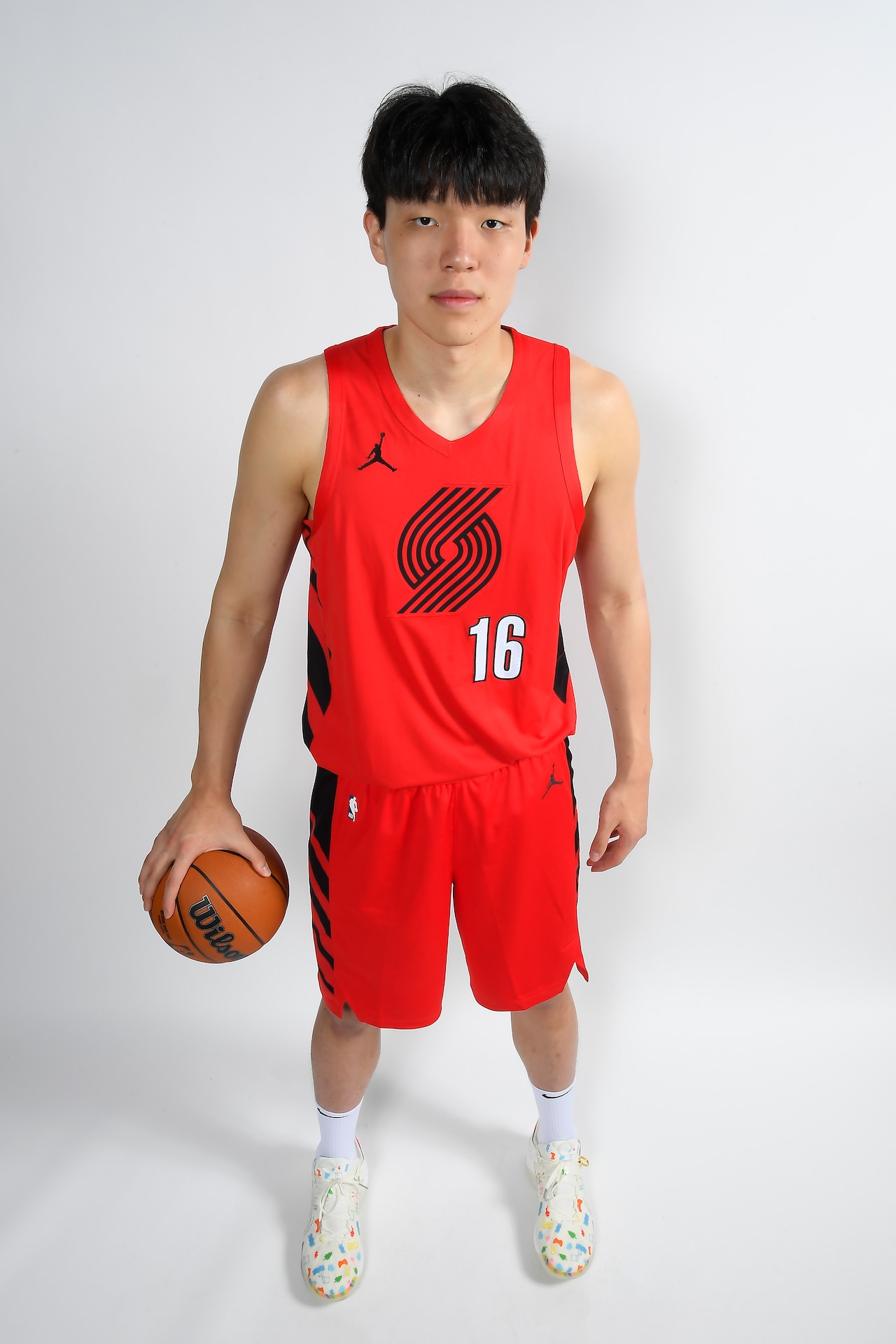 PHOTOS » Yang Hansen Rookie Photo Shoot | Portland Trail Blazers