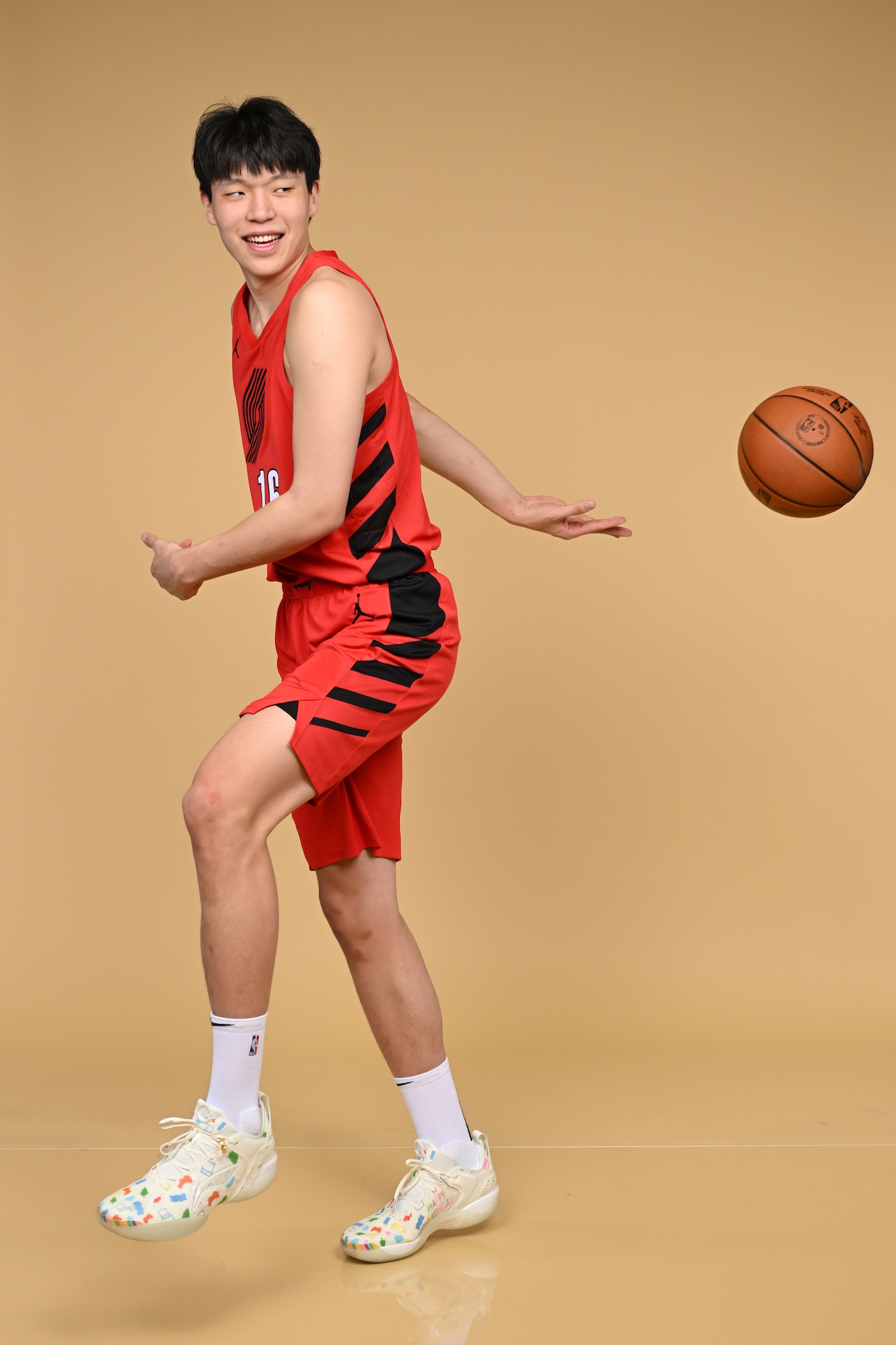 PHOTOS » Yang Hansen Rookie Photo Shoot | Portland Trail Blazers