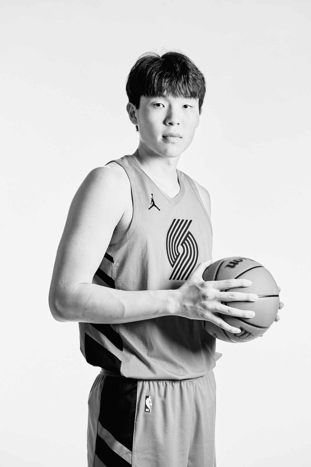 PHOTOS » Yang Hansen Rookie Photo Shoot | Portland Trail Blazers