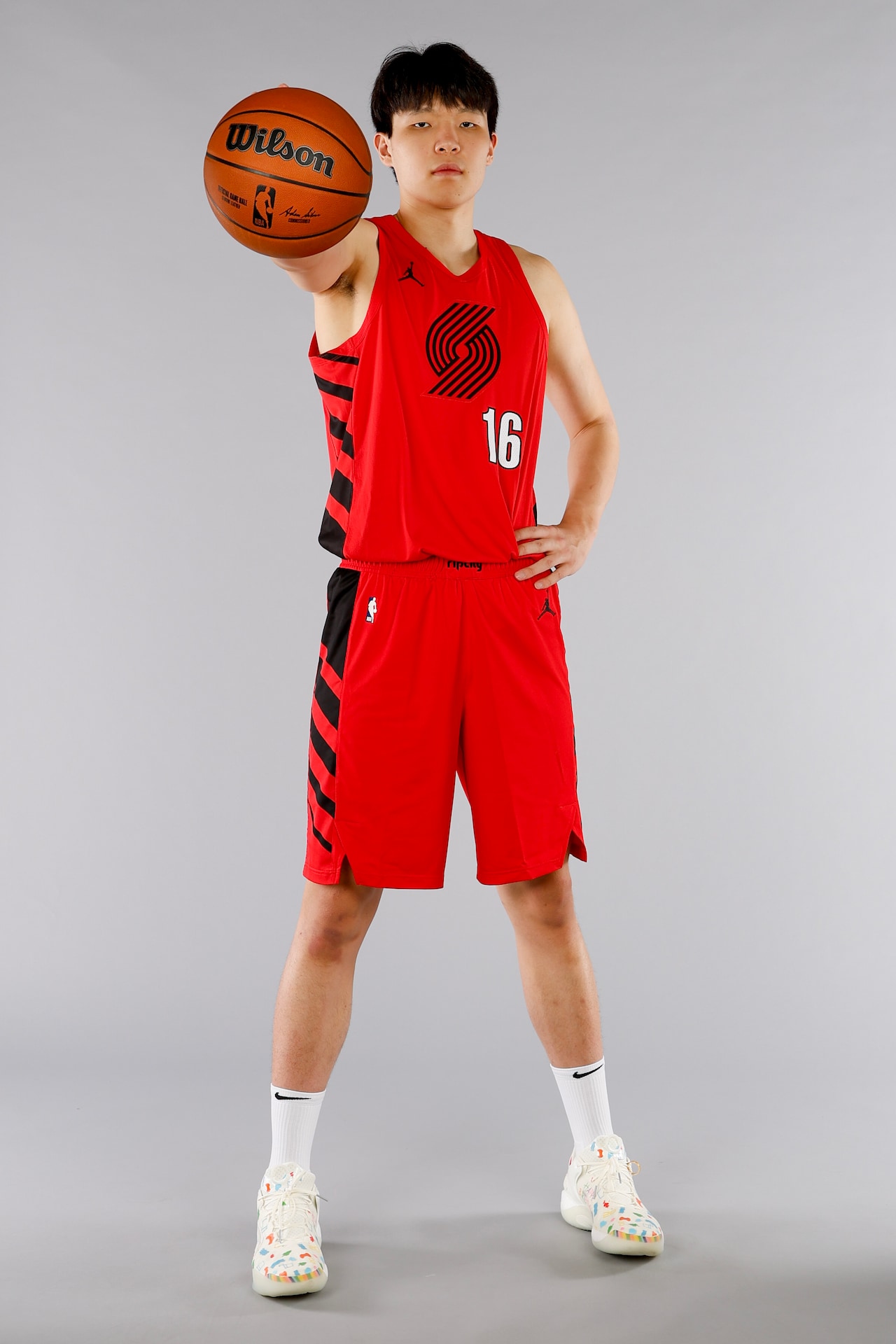 PHOTOS » Yang Hansen Rookie Photo Shoot | Portland Trail Blazers