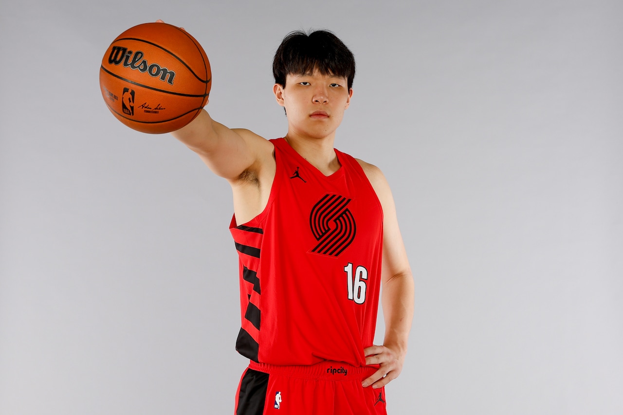 PHOTOS » Yang Hansen Rookie Photo Shoot | Portland Trail Blazers