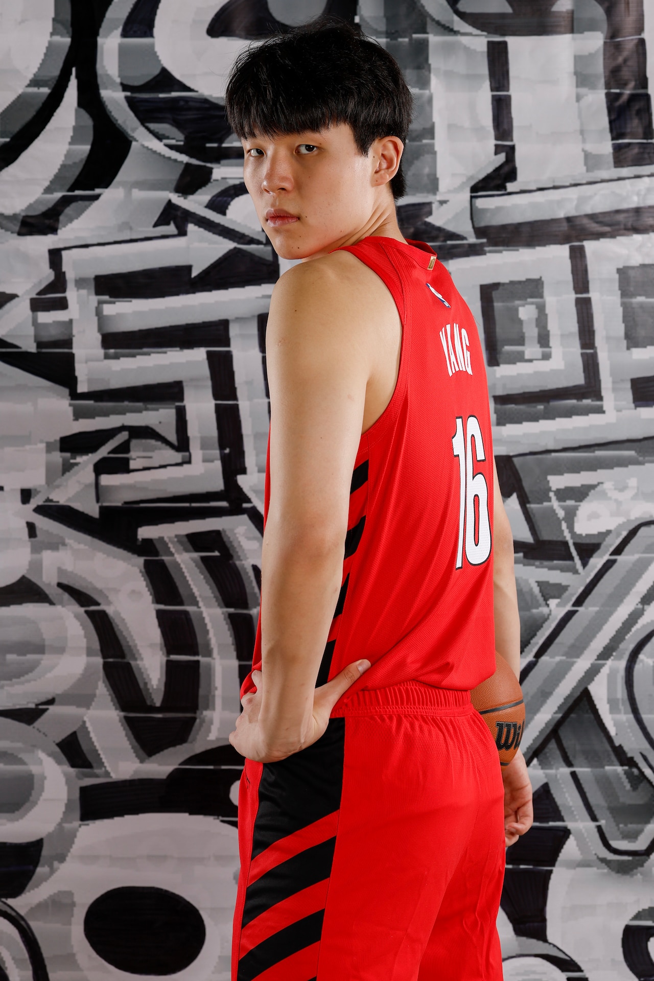 PHOTOS » Yang Hansen Rookie Photo Shoot | Portland Trail Blazers