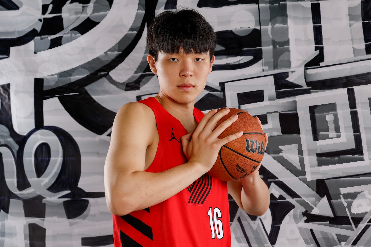 PHOTOS » Yang Hansen Rookie Photo Shoot | Portland Trail Blazers