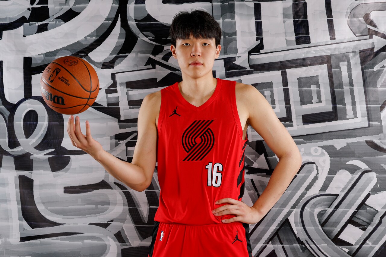 PHOTOS » Yang Hansen Rookie Photo Shoot | Portland Trail Blazers