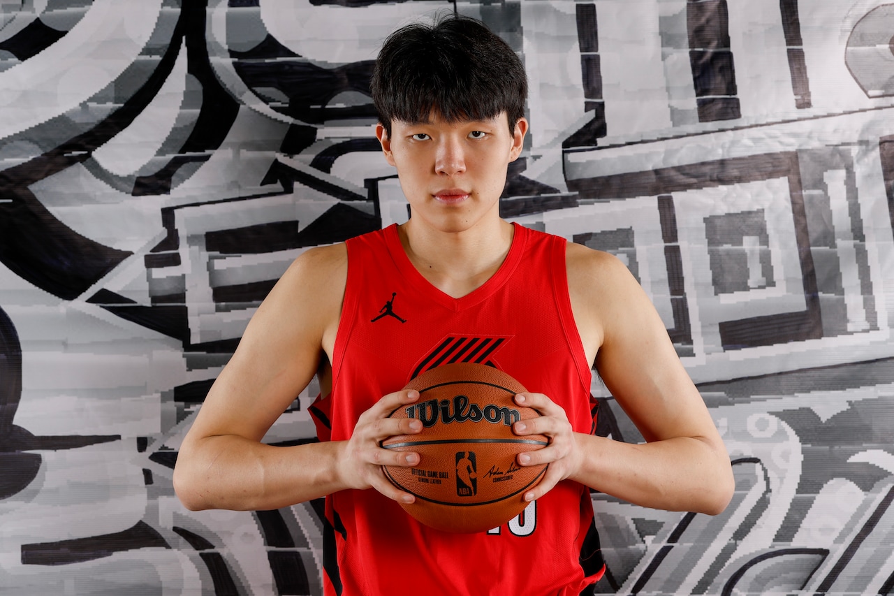 PHOTOS » Yang Hansen Rookie Photo Shoot | Portland Trail Blazers