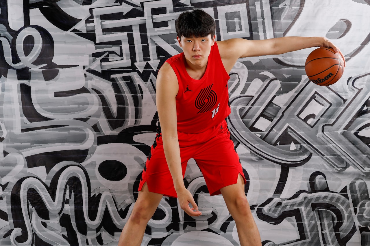 PHOTOS » Yang Hansen Rookie Photo Shoot | Portland Trail Blazers