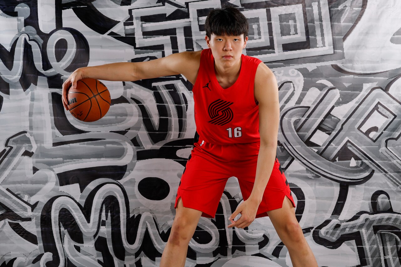 PHOTOS » Yang Hansen Rookie Photo Shoot | Portland Trail Blazers