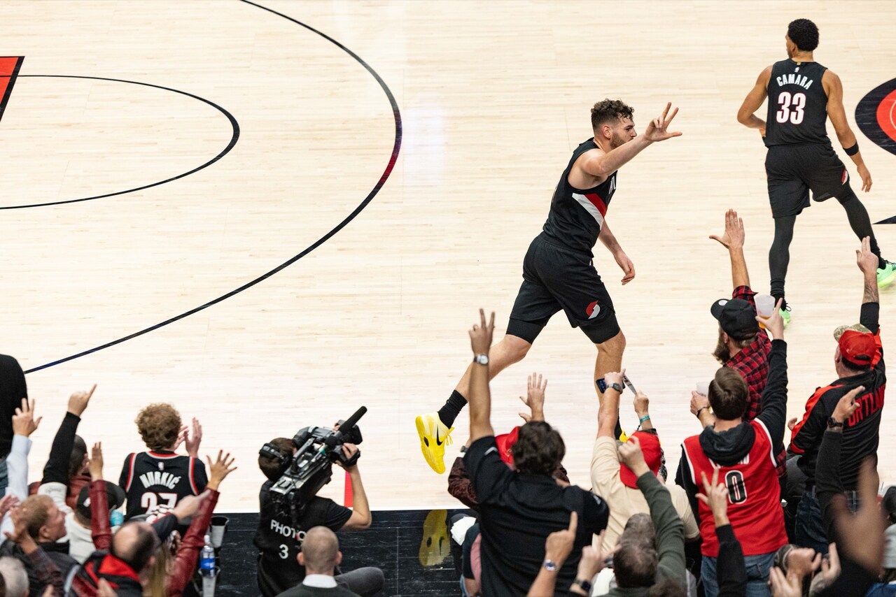 PHOTOS » Trail Blazers face the Minnesota Timberwolves on October 22 ...