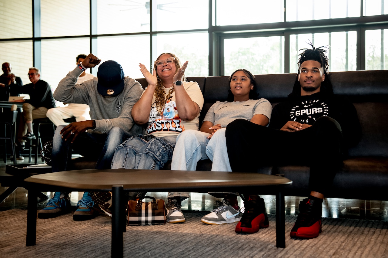 Photos: Stephon Castle Wins 2025 NBA Rookie of The Year | San Antonio Spurs