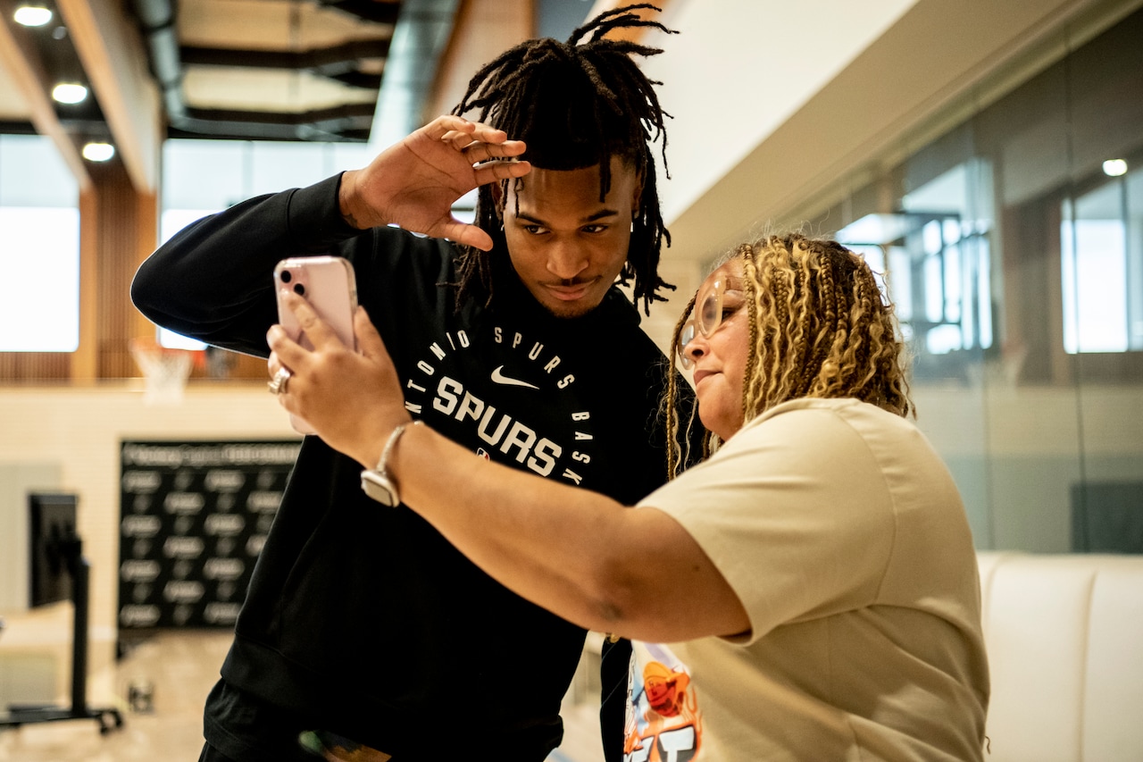 Photos: Stephon Castle Wins 2025 NBA Rookie of The Year | San Antonio Spurs