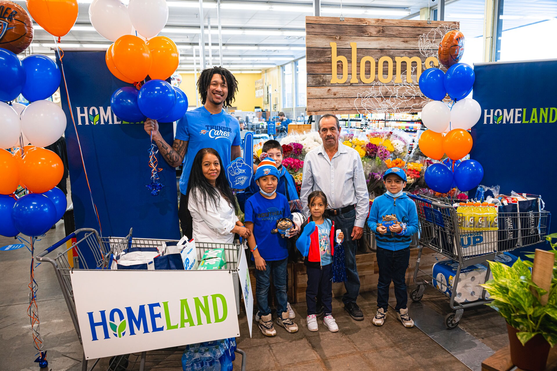 Photos: Jaylin Williams Goes Homeland Shopping Photo Gallery | NBA.com