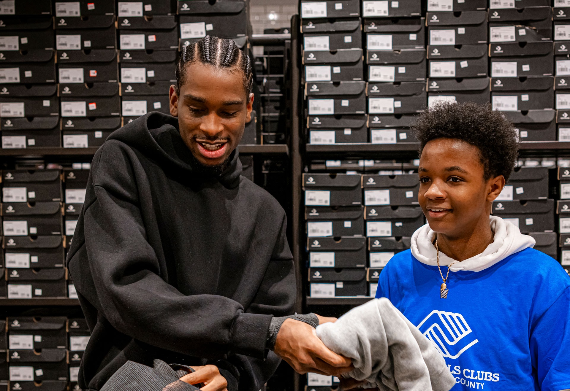 Photos: SGA Holiday Shopping Spree Photo Gallery | NBA.com