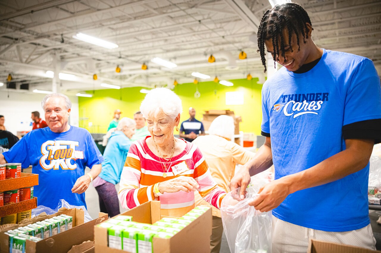 Photos: Helping Hands for Hunger | Oklahoma City Thunder