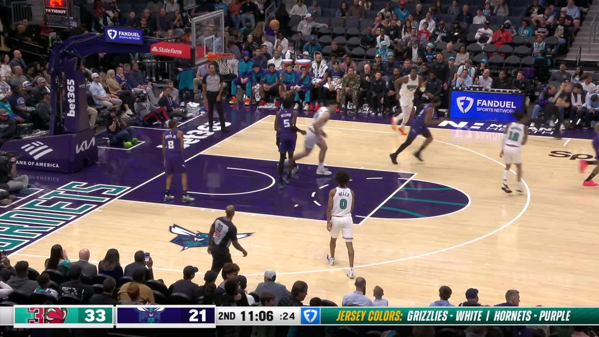 Zach Edey flies in for the alley-oop slam