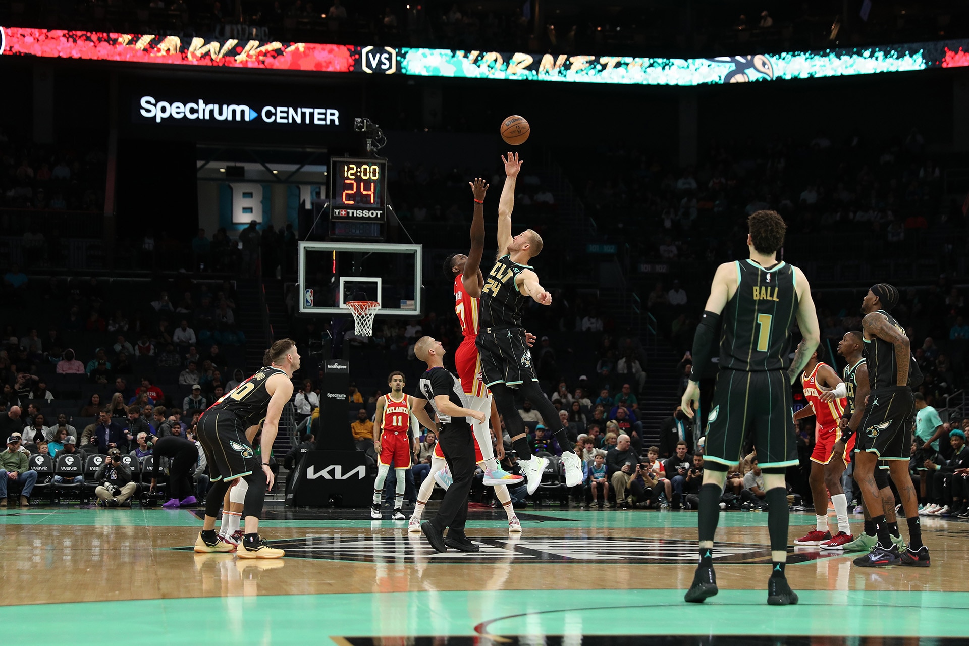 Hornets vs Hawks Gallery - 12/16/22 Photo Gallery | NBA.com