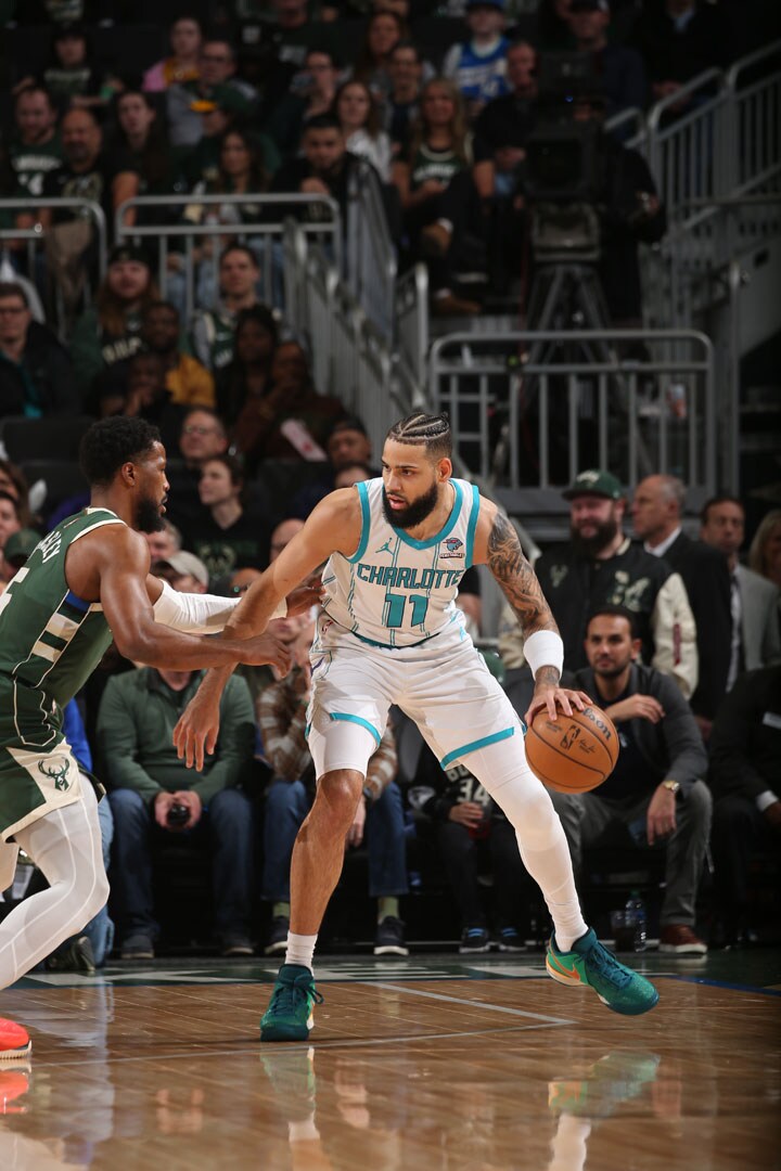 Hornets vs Bucks Gallery - 02/09/24 Photo Gallery | NBA.com