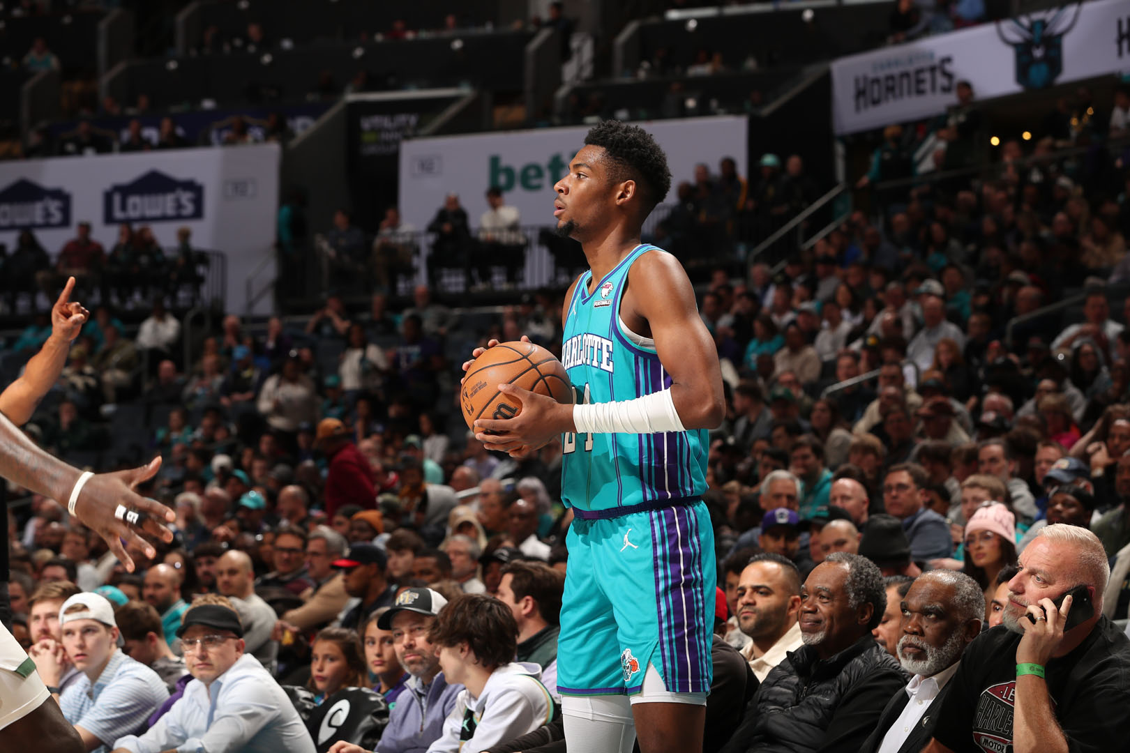 Hornets vs Bucks Gallery - 02/29/24 Photo Gallery | NBA.com