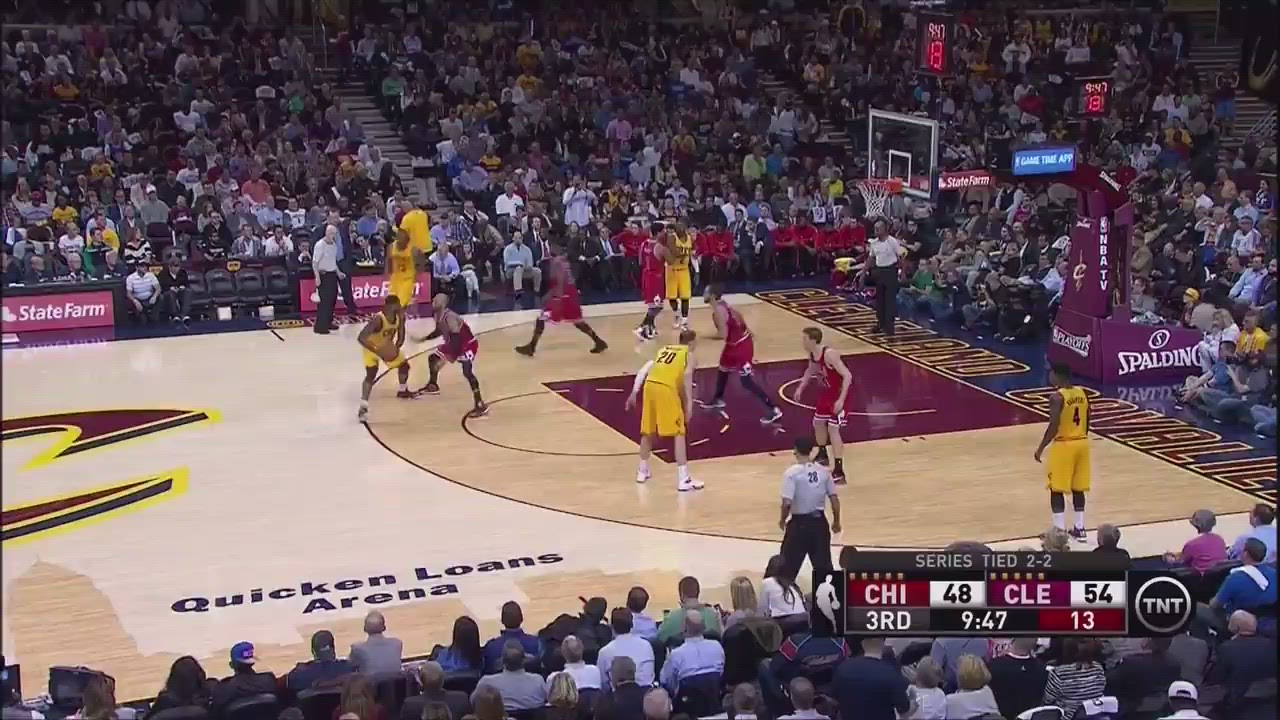Rose to Butler on the Fast Break | Chicago Bulls